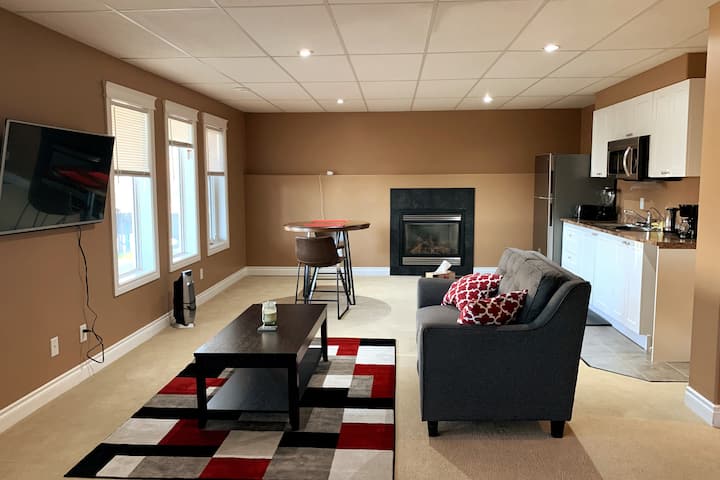 ❤️1bd Bsmt With 💦Pond View+kitchen+washer/dryer❤️ - Fort McMurray