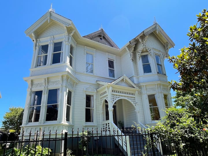 Grand Victorian Townhome In The Monroe Mansion🌷 - Eureka, CA