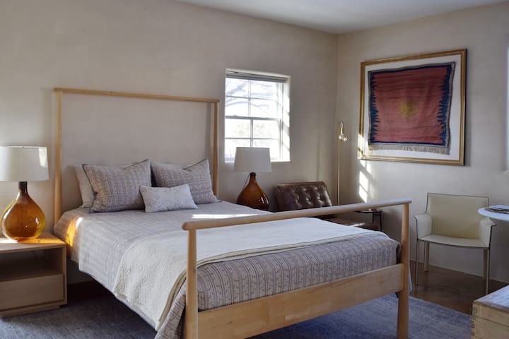 Casita In Historic East-side 〰️ Hillside Gem - Santa Fe, NM
