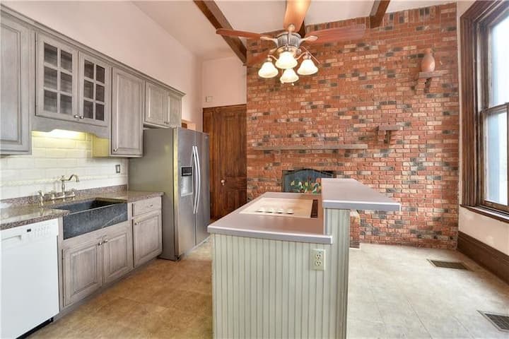 Cheerful 1 Bedroom With Private Bath In Mansion - Pittsburgh, PA
