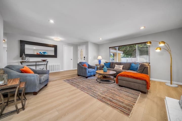 Spacious 5 Br Home With Gazebo Close To Everything - Los Angeles, CA