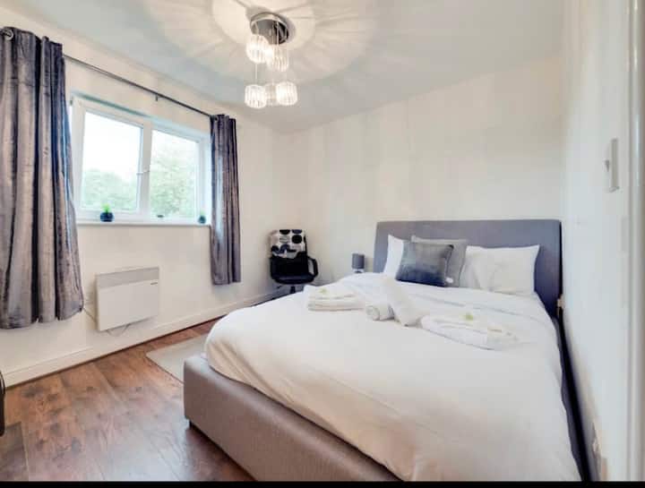 Central, Cosy 2 Bedroom Apartment With Parking - Manchester