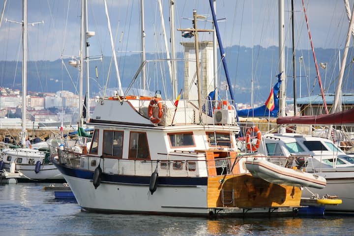Dormir En Un Barco Con Encanto. Cangas. - Vigo