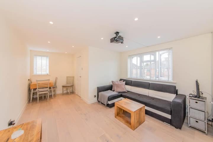Smart 1 Bedroom Flat, Fully Furnished With Parking - Watford