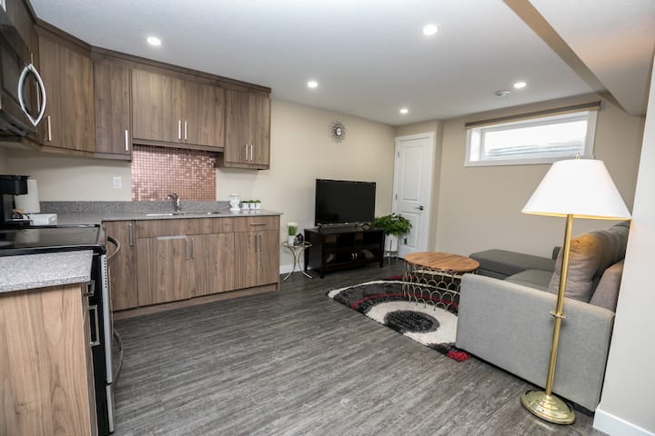 Guest Suite With Separate Ent/self Check-in - White City