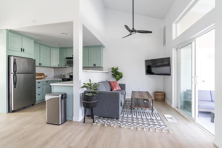 A 2bd/2ba Duplex Remodel- Walk To Beach/shops - San Diego, CA