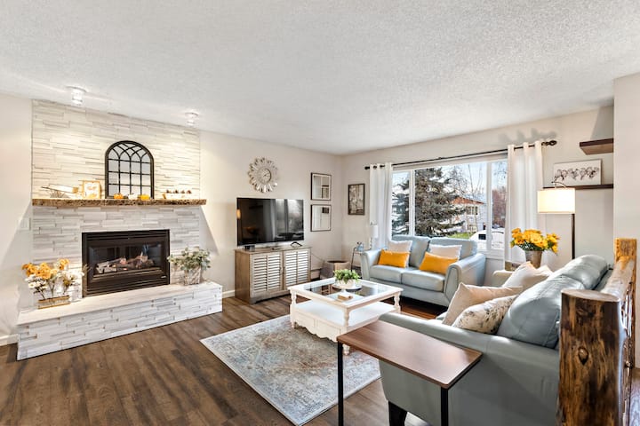 New! Beautiful Home W/ Fp, Yard, Deck, Ping Pong - Anchorage, AK