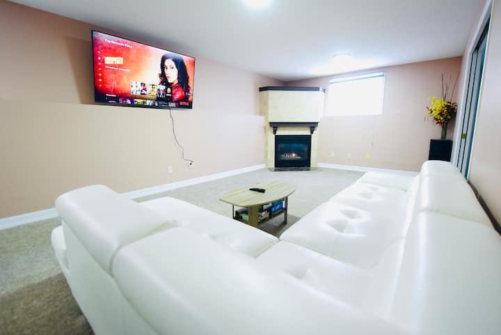 Adorable Spacious Inn With Indoor Fireplace - Kingston