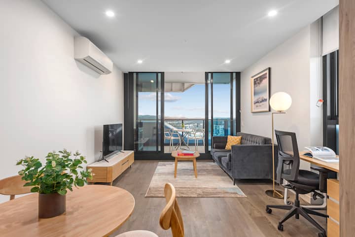 Breathtaking Mountain Views + Huge Rooftop Pool - Newstead