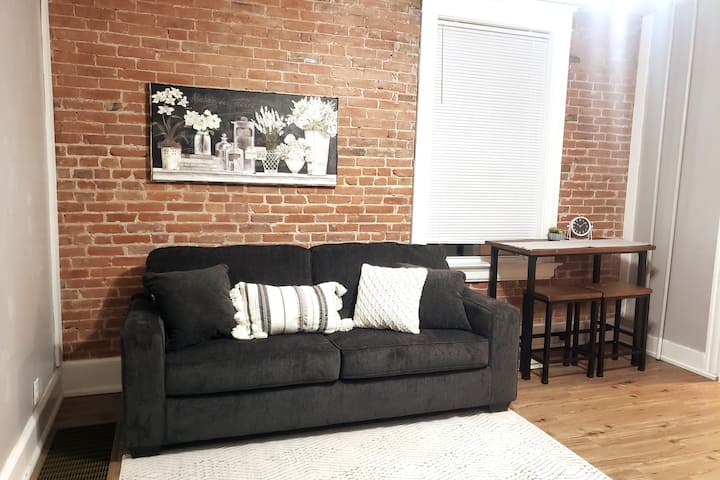 Huge 2 Bedroom Central Located Wi-fi Ac - Quincy, IL