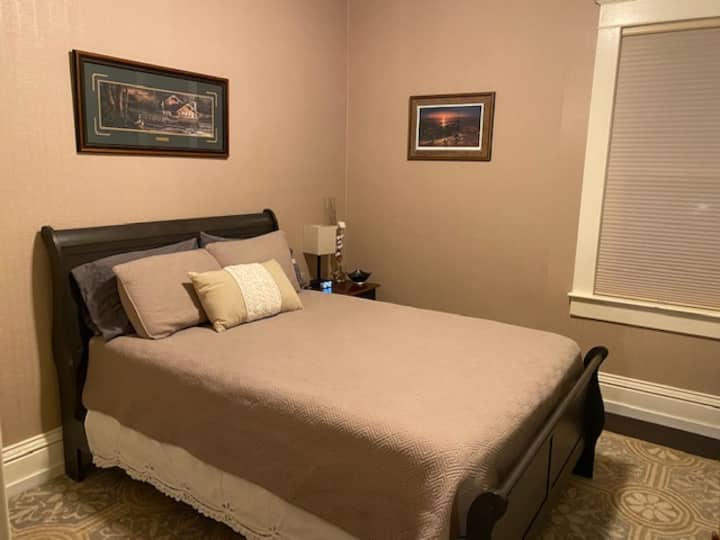 Broadview Room At The Schroeder House - Billings, MT