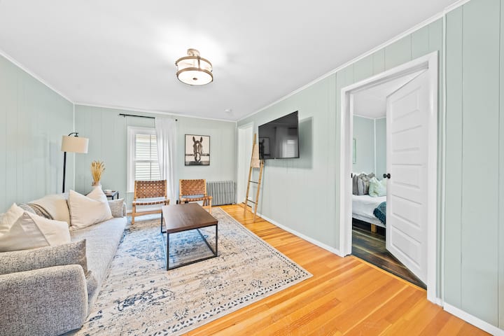Downtown Saratoga Entire Home - Sleeps 9! - Saratoga Springs, NY