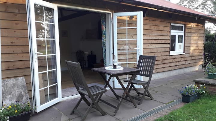 Converted Victorian Wooden Coach House With Garden - Hertfordshire