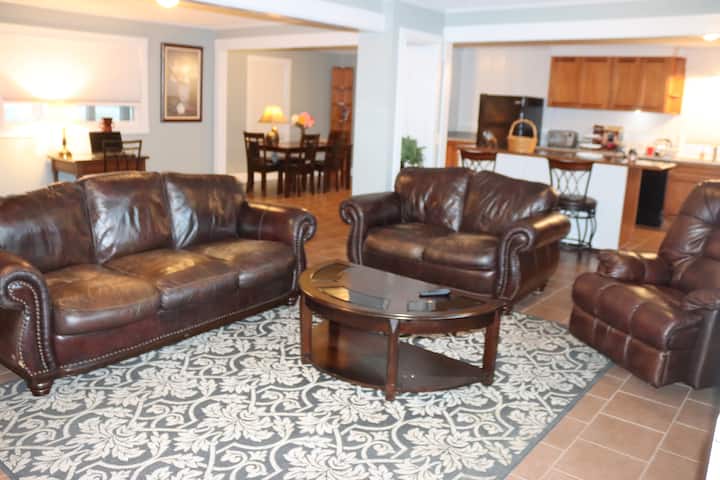 Cheerful Feel At Home 3b/3b Home With Free Parking - Kennesaw, GA