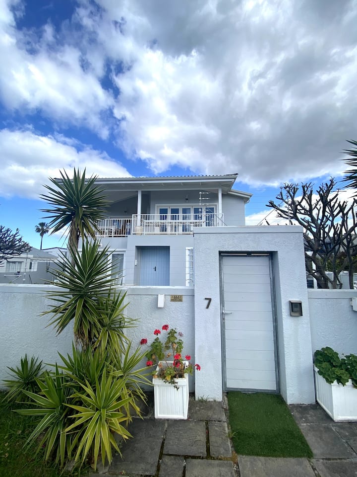 Beach House On 5th Avenue - Hermanus