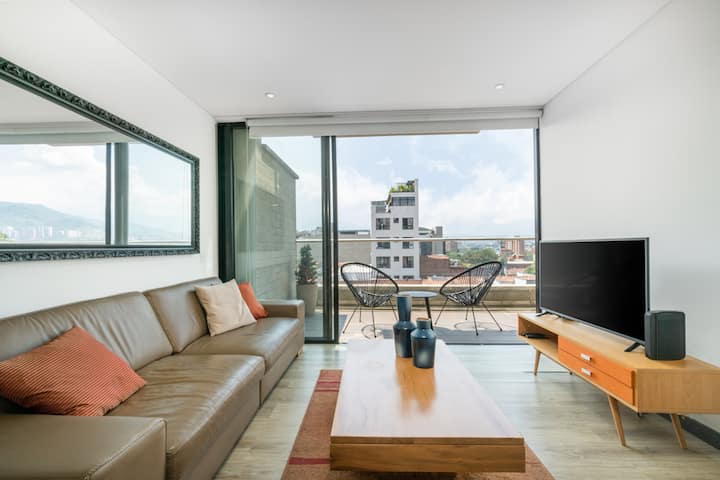 Bright & Cozy Apartment Near Cafés & Metro - Medellín