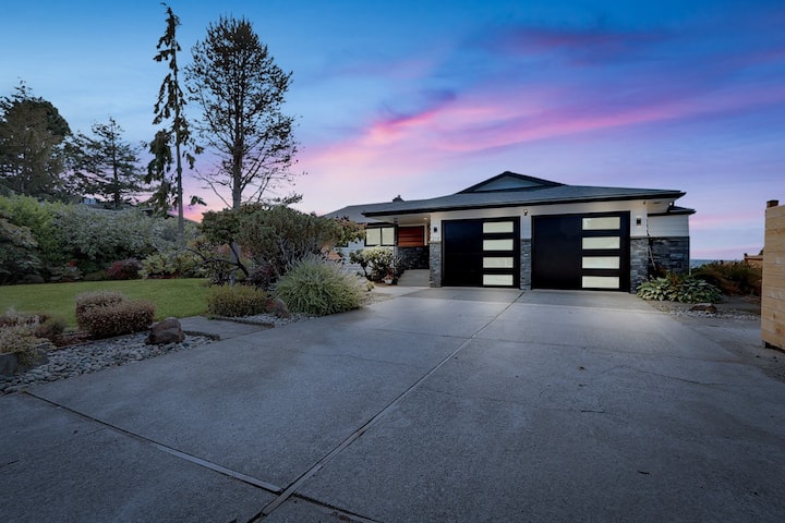 Stunning Centrally Located Home With Panoramic View In Quiet Cul-de-sac - Federal Way, WA