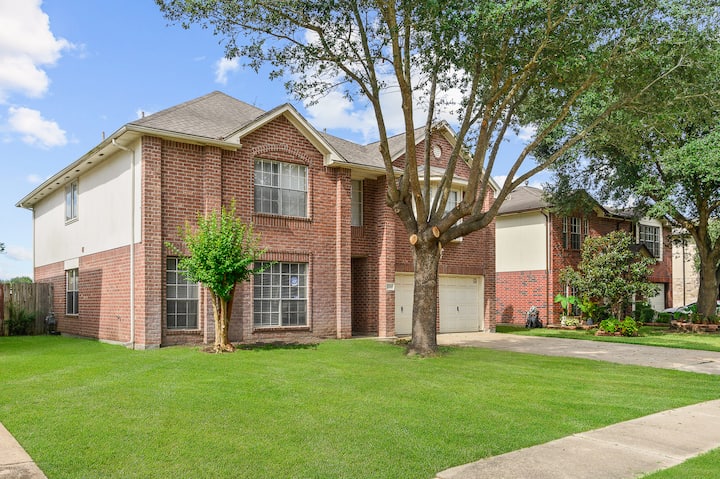 Spacious 5-bedroom Home With Lakeview - Richmond, TX