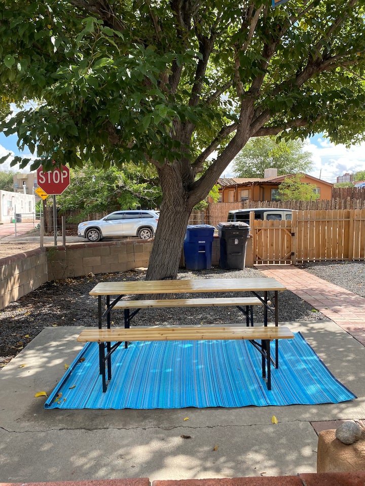 Large One-bedroom Adobe Near Downtown - アルバカーキ, NM
