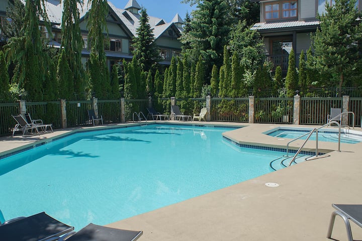 Cheerful 2-bedroom Townhouse, Heated Pool/hot Tub - Whistler