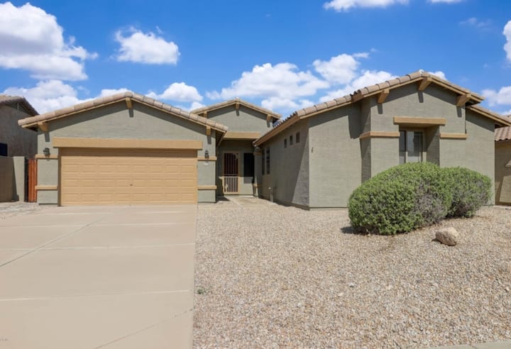 Cheerful 4 Bedroom Home With Pool! - Goodyear, AZ