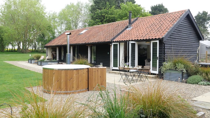 Luxury Lodge For 4, Hottub, Optional Sauna Hire - Suffolk