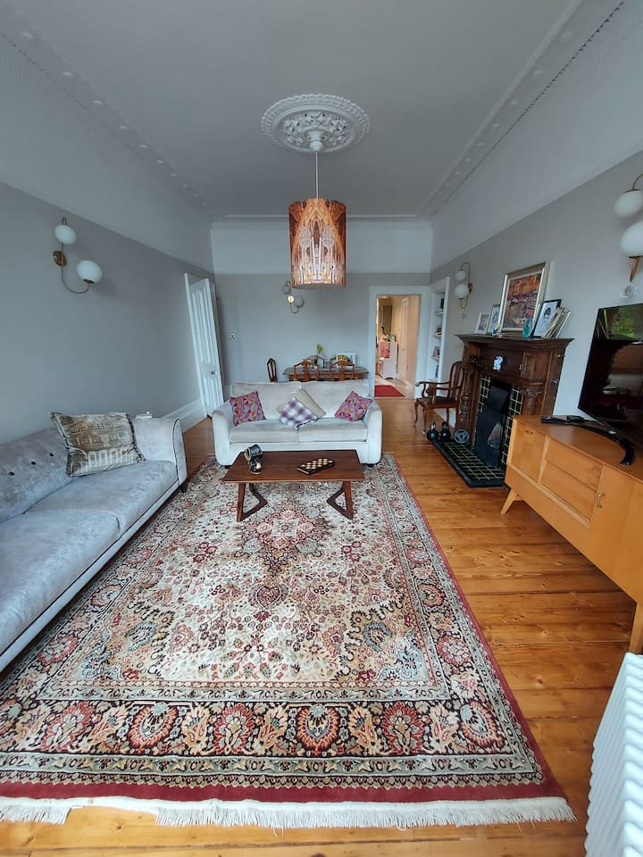 Stunning 3 Bedroom Main Door Flat - Glasgow