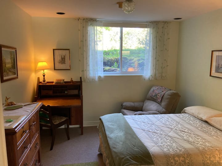 Private Accommodation On Estate - London, Ontario