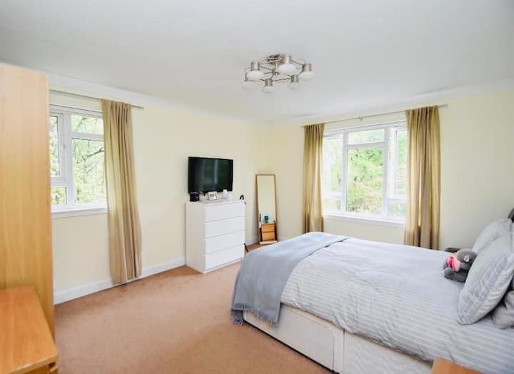 2 Bed Flat + Office + Kids Room, Sleeps 4 + 2 Kids - Glasgow