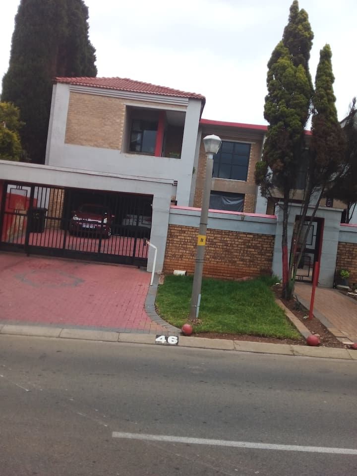 Hideout Peaceful Upmarket R280/1 Guest/nite - Alberton