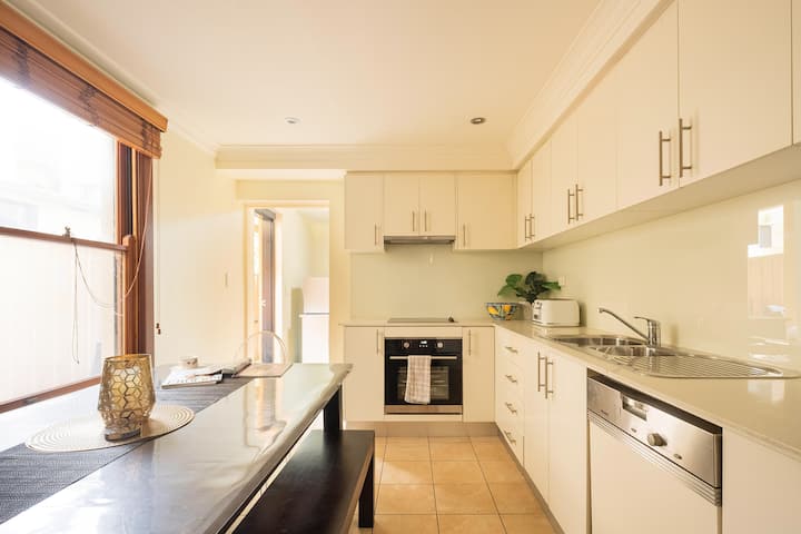 Sensational Location: 5 Bedroom Home, 3 Bathroom - Sydney