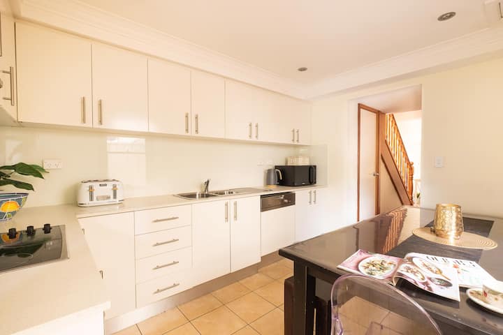 Sensational 5 Bedroom Home, 3 Bathrooms & Garage - Avustralya