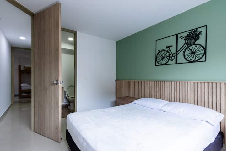 Apartamento Moderno En Rosales. ¡Cerca A Todo! - Medellín