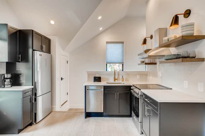 Modern Guest House Steps Away From Rino & Downtown - Montclair - Denver