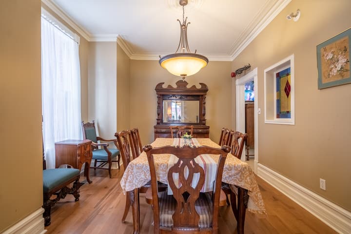 Cozy Nest: Queen Bed ,En-suite Bath, Separate Ac -