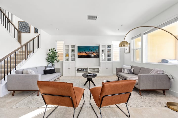 Luxury Mountain View Home W/ Large Backyard - Santa Clarita, CA