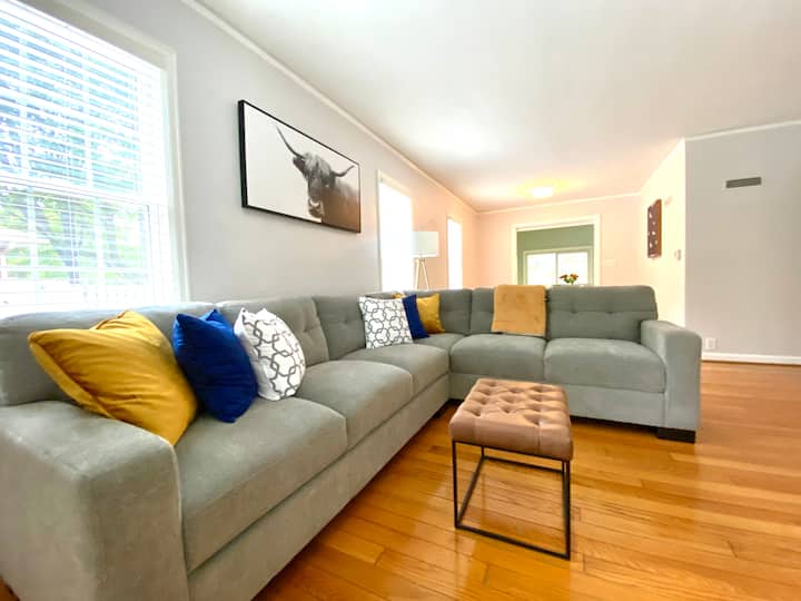 Cheerful Spacious 4 Bd Home Walks To Purdue, Sports, And Golf, & Game Arcade! - Lafayette, IN