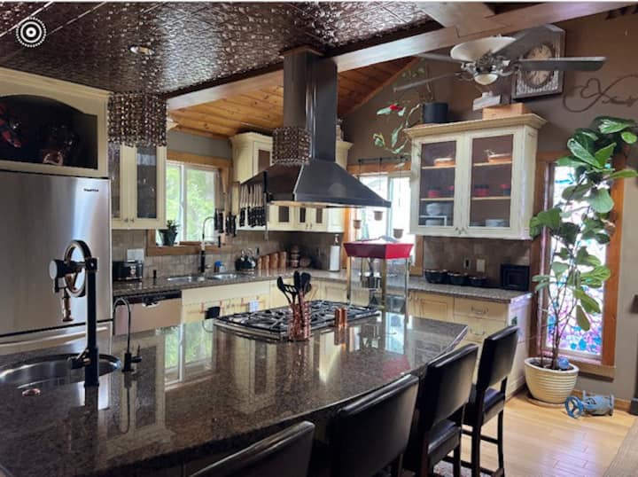Funky 3br Mountain Retreat - Pemberton, BC, Canada