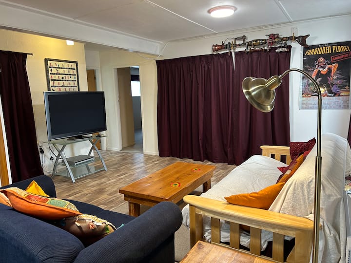 Spacious Arty Self-contained Apt - Rotorua