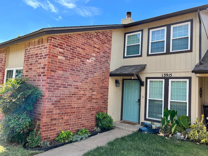 Cozy 2-bed-bath Condo W/pool - Edmond, OK