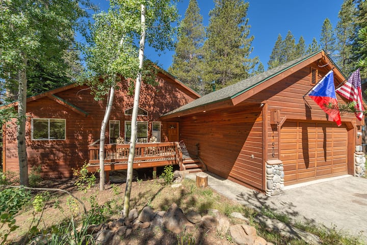 Modern Mountain Stay: Private Hot Tub, Near Skiing - Truckee, CA