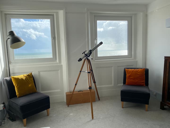 Beautiful Sea Front Two Bedroom Apartment - 헤이스팅스