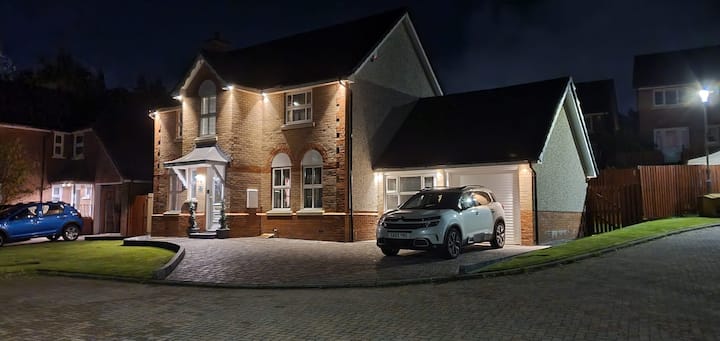 4-bedroom Home, Office & Hot Tub - Opposite Loch - Hamilton, UK