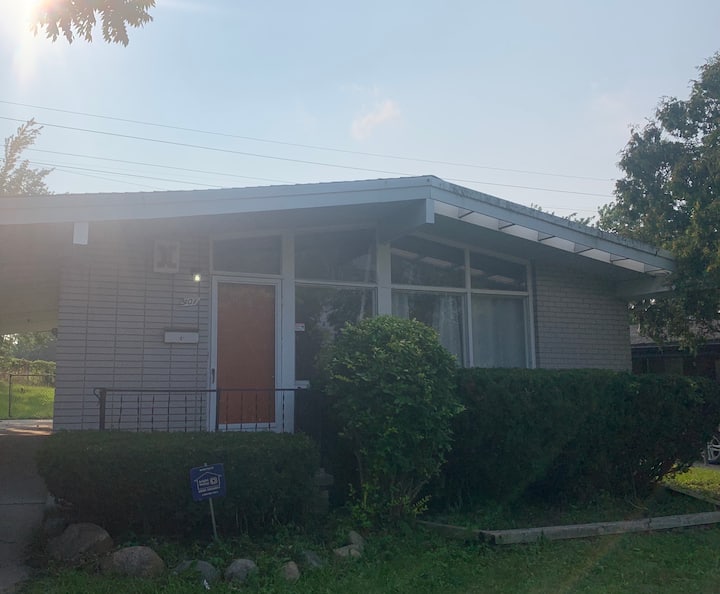 Mid-century Modern Home In Heart Of Oakland County - Bloomfield Hills, MI