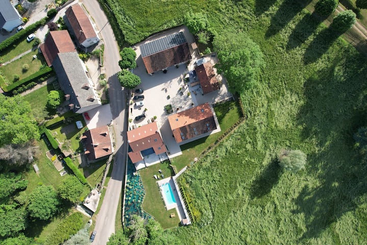 La Grange Aux Avoines: Grange Et Maison - Pouilly-en-Auxois