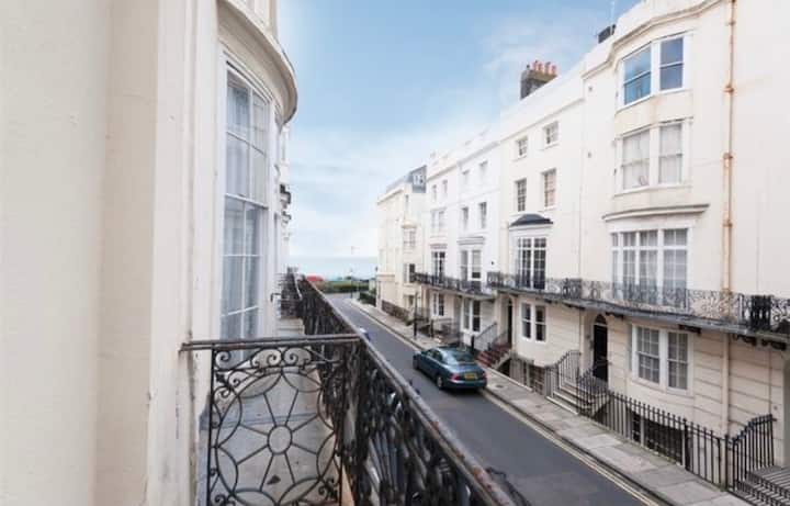 Stunning Sea View Balcony Flat, Kemptown Village - Brighton