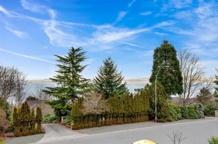 Blueback Beachfront 2-bedroom Private Apartment - Nanaimo