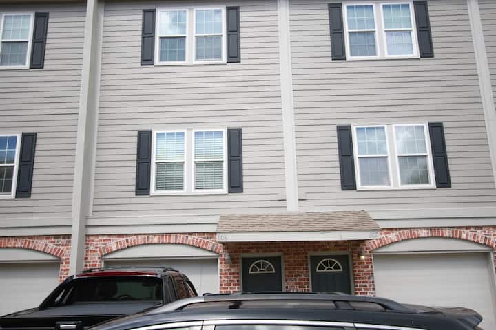 Back Bay Place! Cheerful 3 Bedroom Townhouse!! - Biloxi, MS
