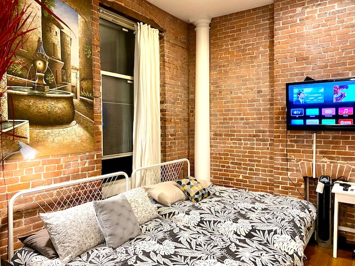 A+ Location Deluxe Brick Studio (3 Beds) #4 - New York