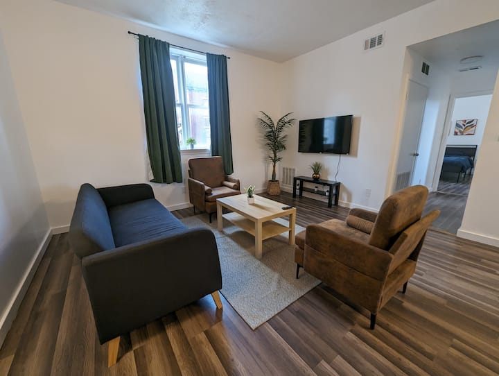 Carriage House - 2 Bed / 1 Bath + Private Parking - Pittsburgh